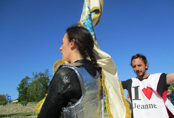 Hop ! Jeanne d'Arc boute "Tout L'Monde Dehors" à Lyon - Compagnie Colegram